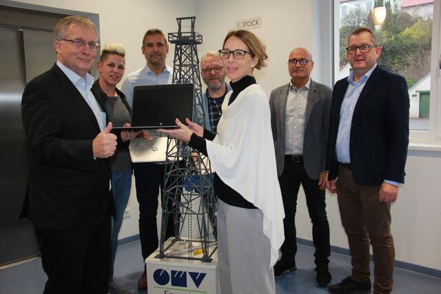 Laptops an Schulen übergeben - Gänserndorf