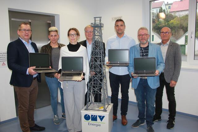 Laptops an Schulen übergeben - Gänserndorf