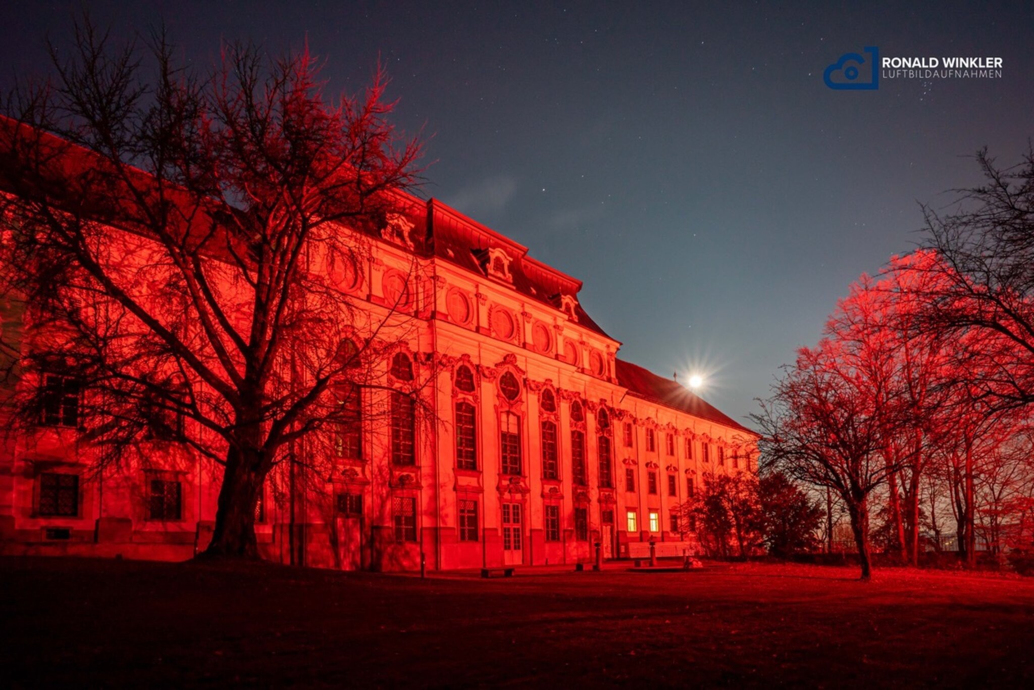 Initiative „Red Wednesday“: Das Stift St. Florian erstrahlt in Rot - Enns