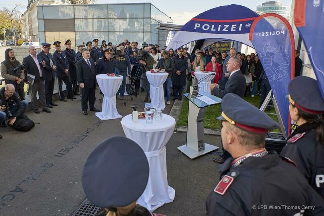 Personal gesucht: Polizei-Recruiting-Center in der Leopoldstadt ...