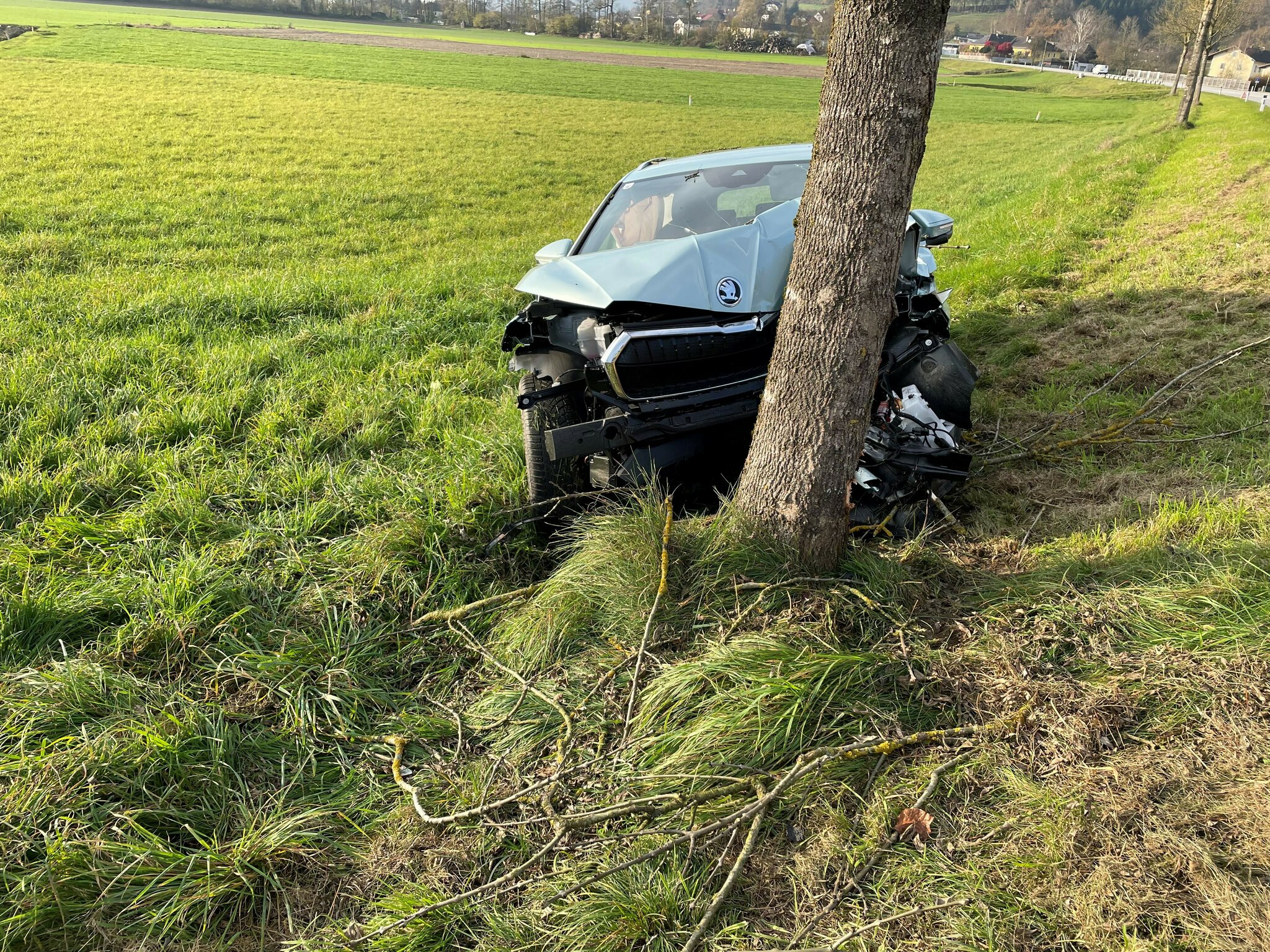 Verkehrsunfall in Saxen: Von der B3 abgekommen und gegen Baum gekracht - Perg