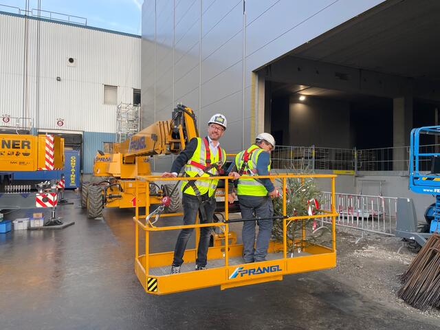 Nach Großbrand im April: Gleichenfeier bei Neubau der Firma OSI in Enns ...