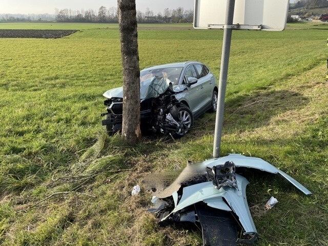 Verkehrsunfall in Saxen: Von der B3 abgekommen und gegen Baum gekracht - Perg