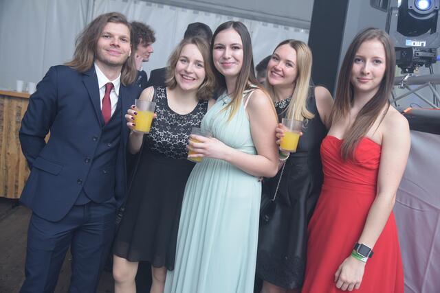 Bildergalerie als Vorgeschmack: Maturaball der BHAK & HTL Traun steht ...