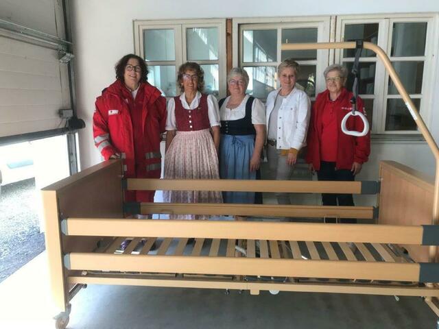 An Rotes Kreuz: Kopfinger Goldhauben spendeten ein Krankenbett - Schärding
