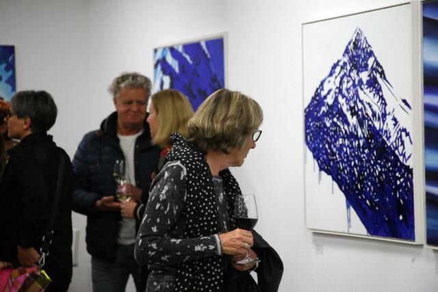 Vernissage „Licht und Schatten“ in Imst: RetroPerspektive von Hannah ...