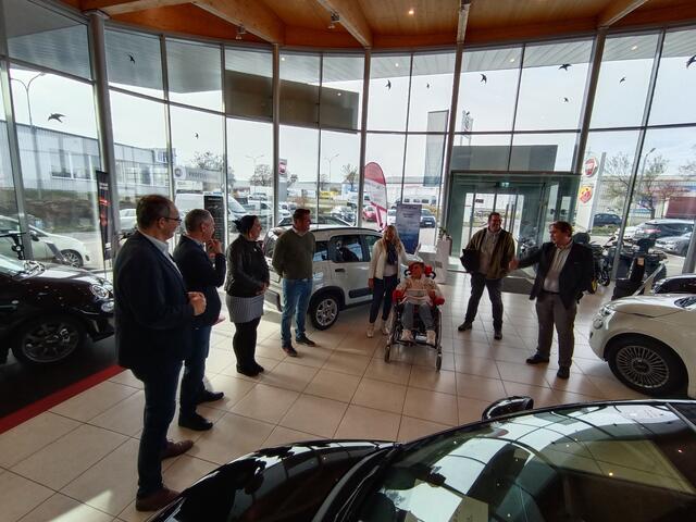 Spenden mit Herz: Große Freude bei Spendenübergabe im Autohaus ...