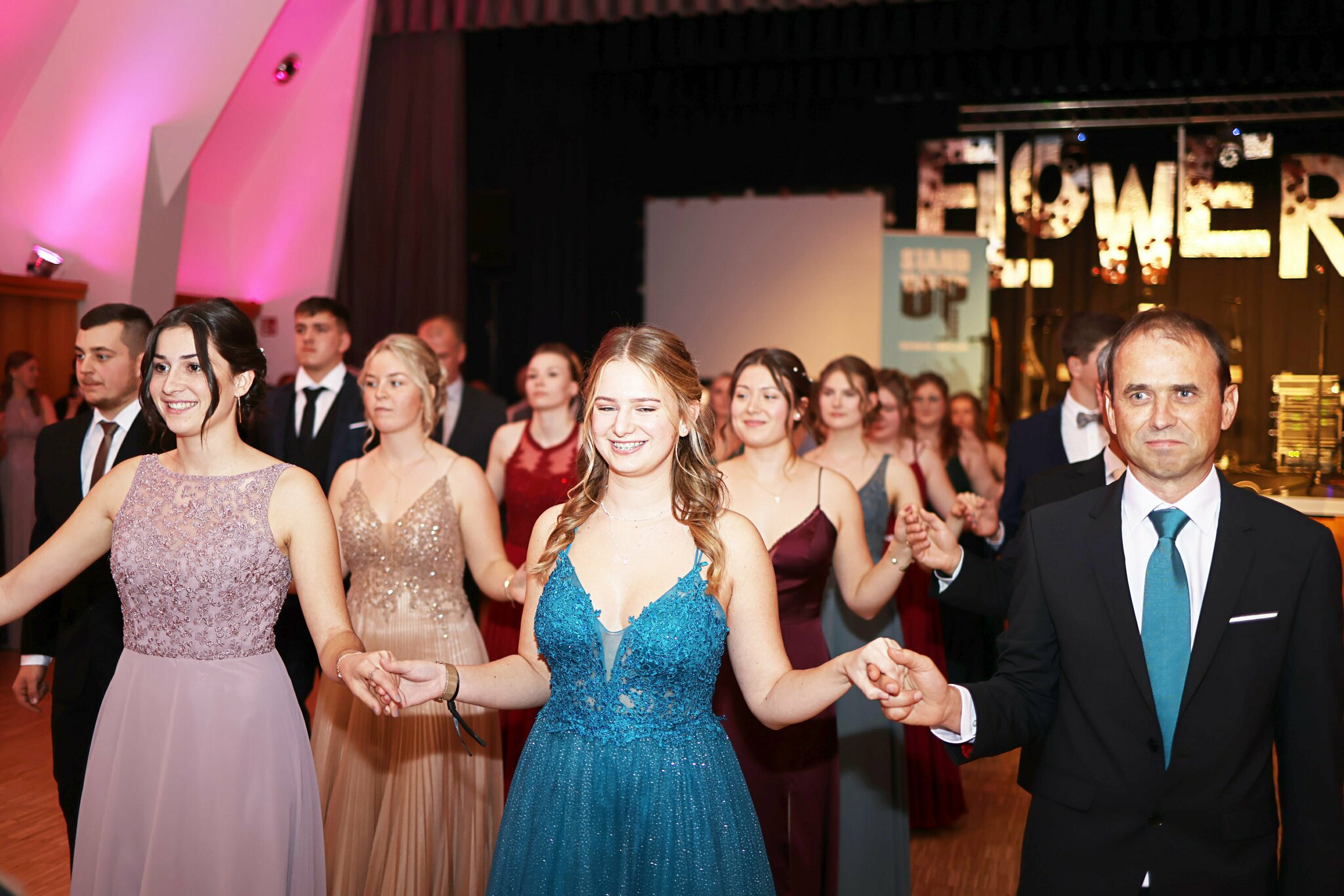 Flower Power in der Mostviertelhalle: Alle Fotos: Das war der Maturaball der HLS Erla - Enns