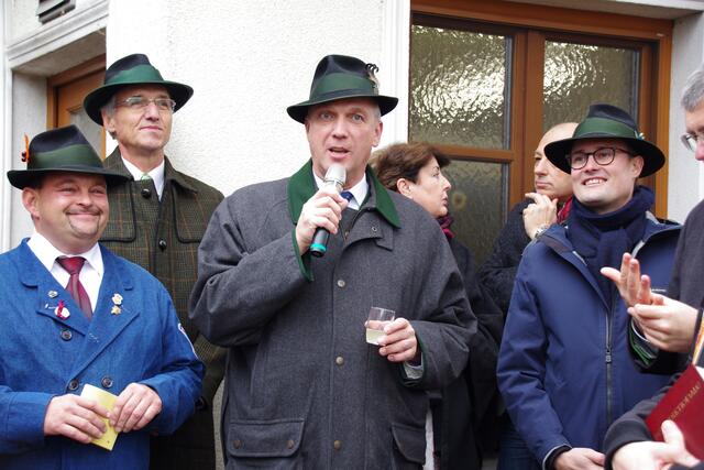 Weintaufe 2022: Gesegnete Tröpferl, Bohnensuppe & Feststimmung in Brunn ...