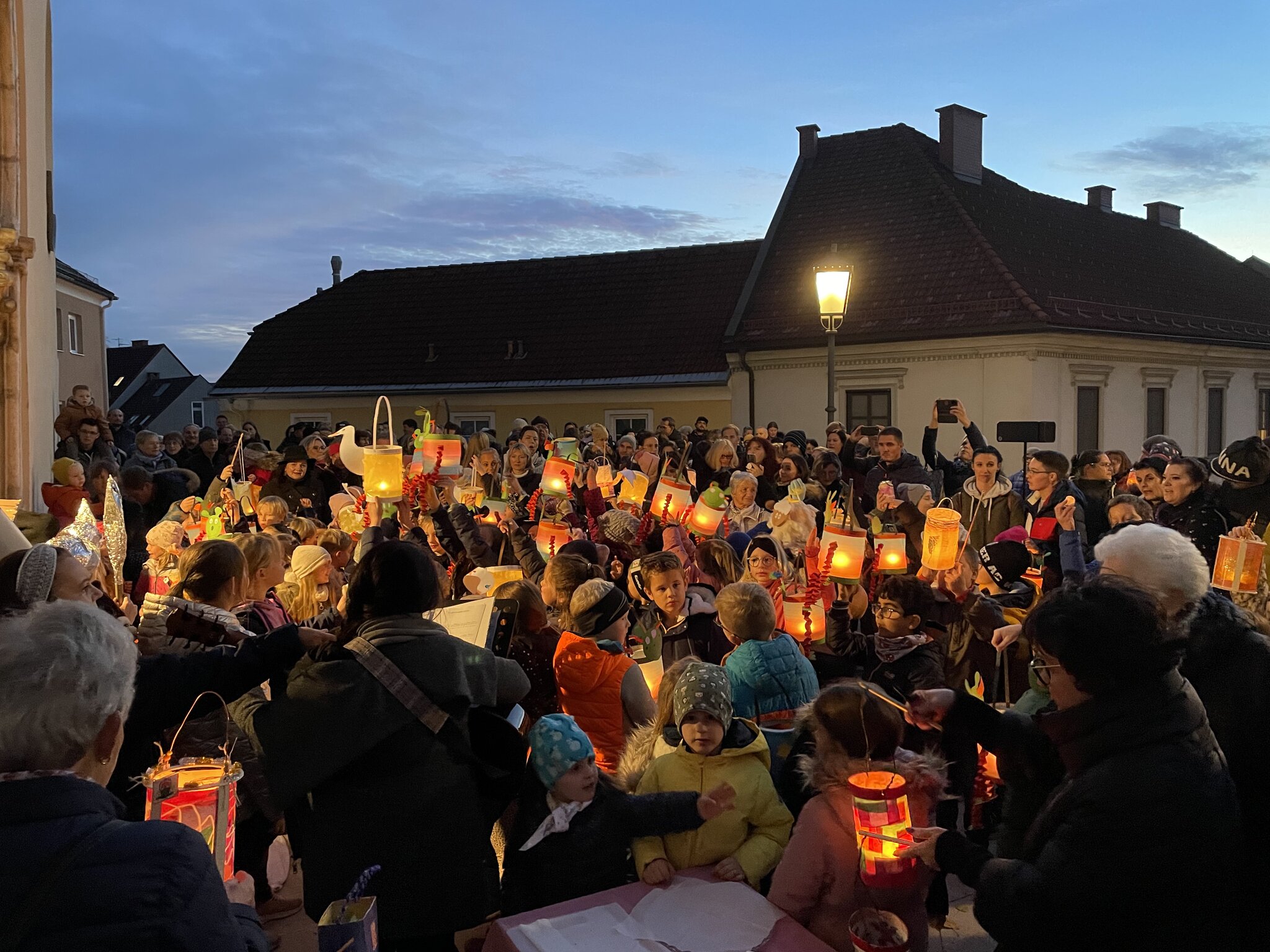Wolfsberg: Hunderte Laternen ließen den Markusplatz erstrahlen - Lavanttal