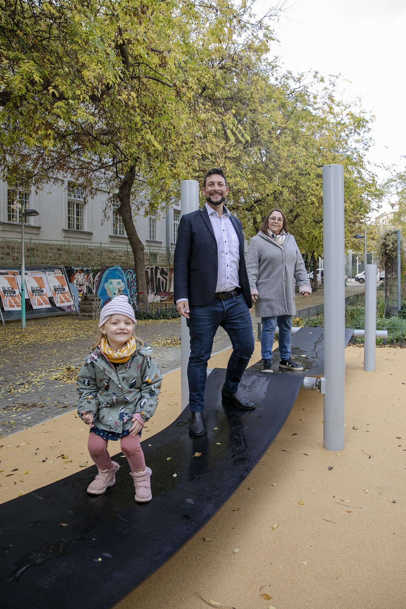 Mariahilf: Im Fritz-Imhoff-Park können Kinder auf einem Trampolin ...