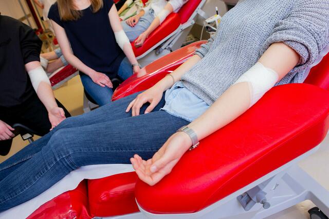Rette Leben: Das Rote Kreuz ruft zum Blut spenden im Schwechater Rathaus - Schwechat