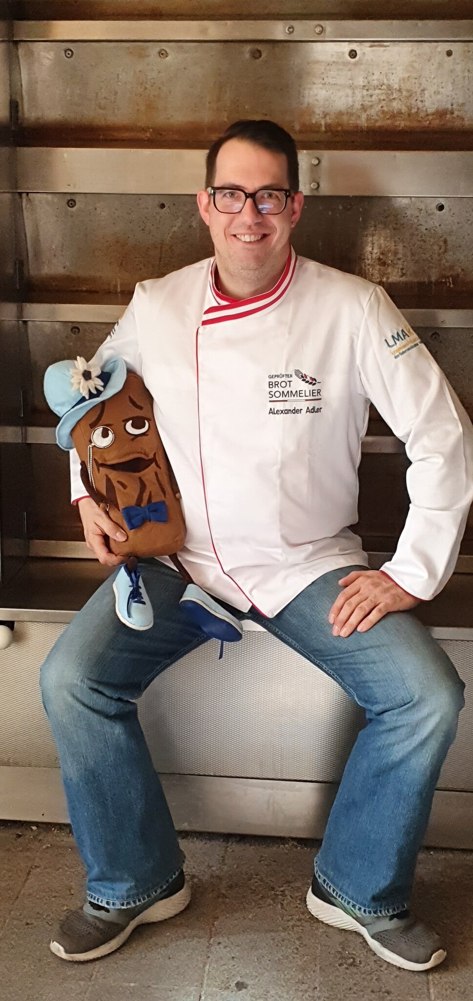 Handwerk: Ein Bäcker, eine Brothandpuppe, eine Schule und viele Ideen ...