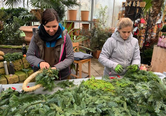 Adventkranz binden – alte Tradition: "Adventkranz dem Feuer übergeben ...