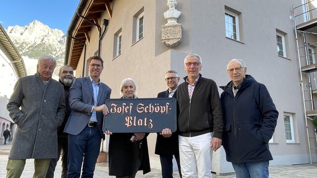 200. Todestag von Joseph Schöpf in Telfs: Schöpf-Büste und Tafel ...