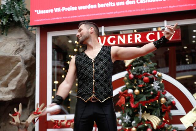 Präsentation der neuen Single Heidi: Lugners Wildsau als Alpen Lydia ...