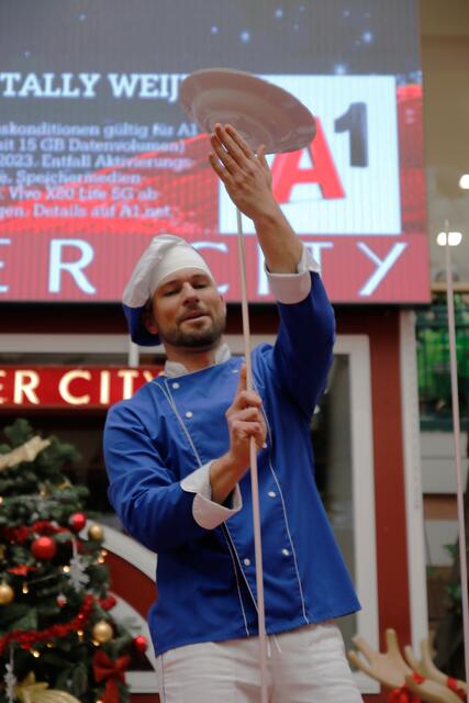 Präsentation der neuen Single Heidi: Lugners Wildsau als Alpen Lydia ...