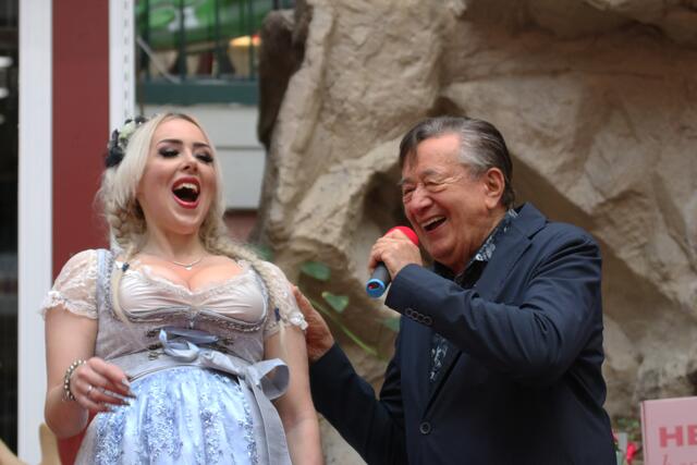 Präsentation der neuen Single Heidi: Lugners Wildsau als Alpen Lydia ...