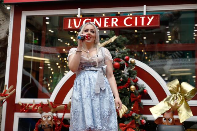 Präsentation der neuen Single Heidi: Lugners Wildsau als Alpen Lydia ...