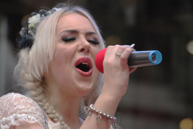 Präsentation der neuen Single Heidi: Lugners Wildsau als Alpen Lydia ...