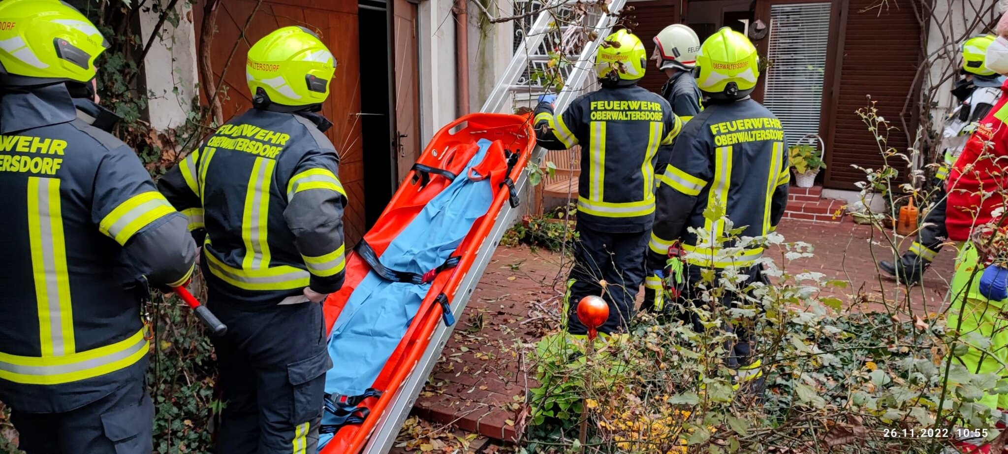 Notfall: Feuerwehr Oberwaltersdorf rettet Patienten über Schiebeleiter ...