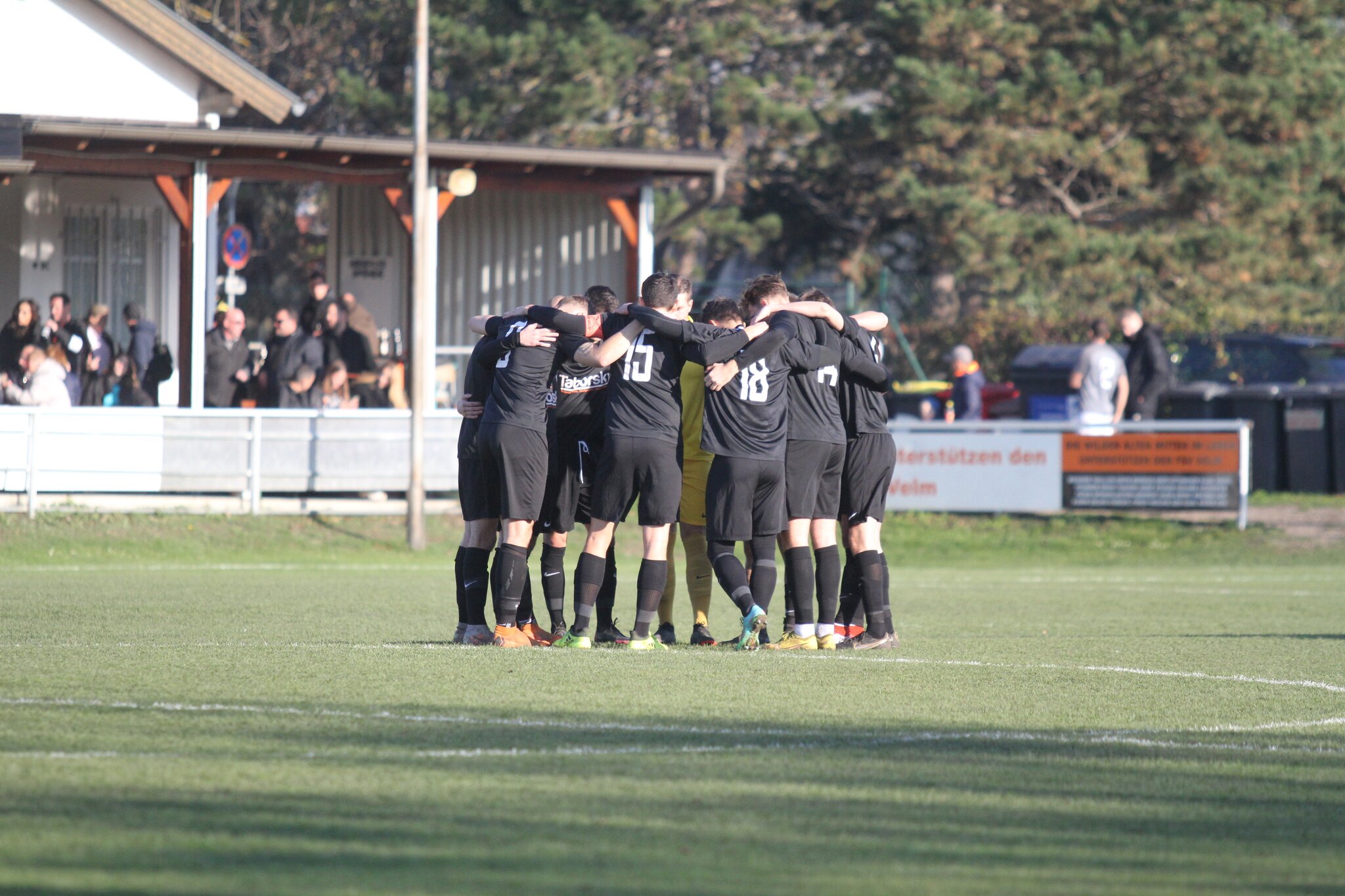 Sport: Velmer Fußballer präsentieren den neuen Trainer - Schwechat