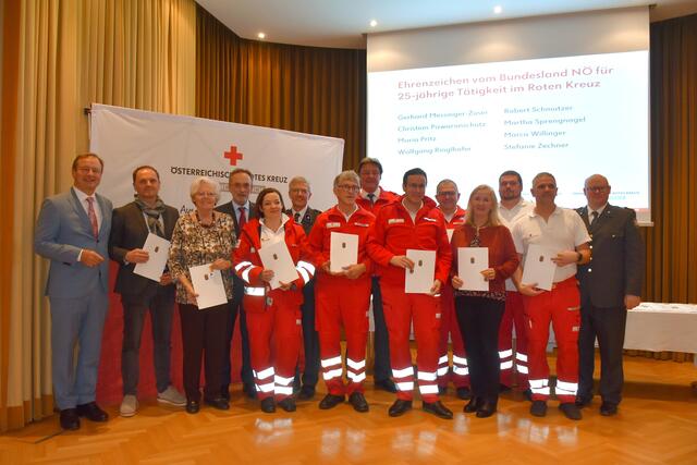 Bezirksstellenfest Rotes Kreuz St. Pölten: Ein Hoch auf das Rote Kreuz ...