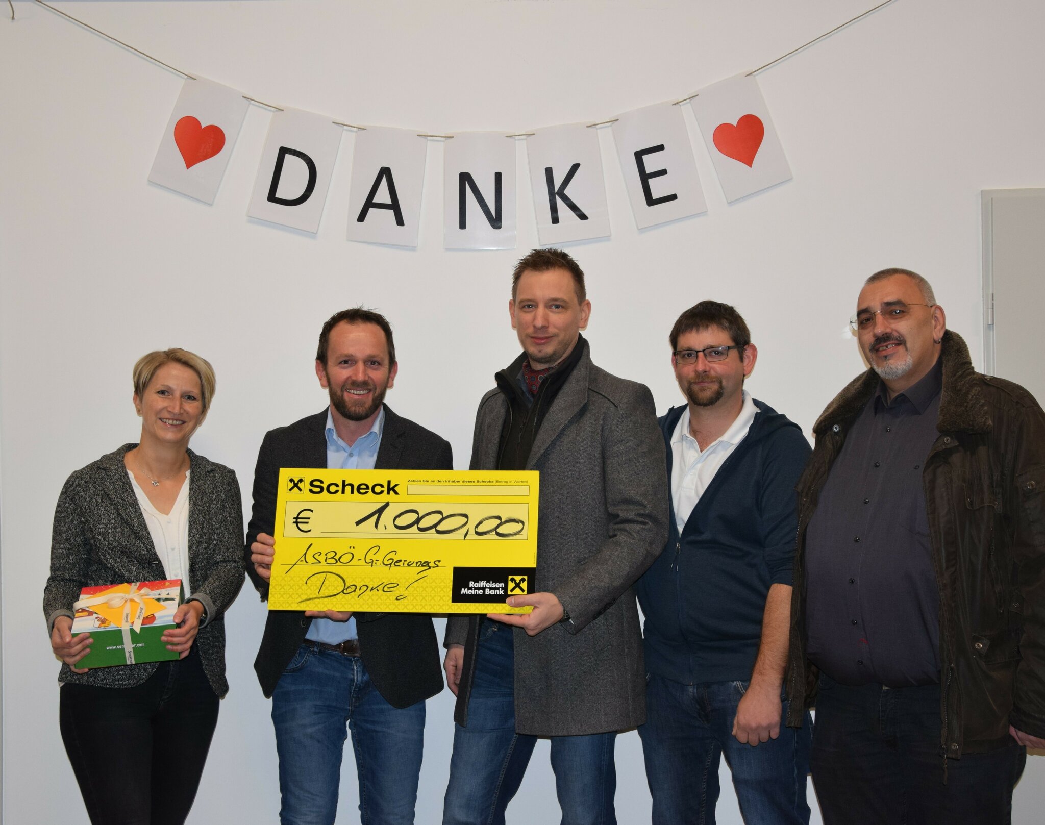 Spendenübergabe: aaron dienstleistungs GmbH dankt ASBÖ Groß Gerungs ...