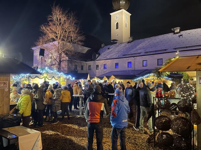 Advent 2022: Stimmungsvoller Weihnachsmarkt in Reutte - Reutte