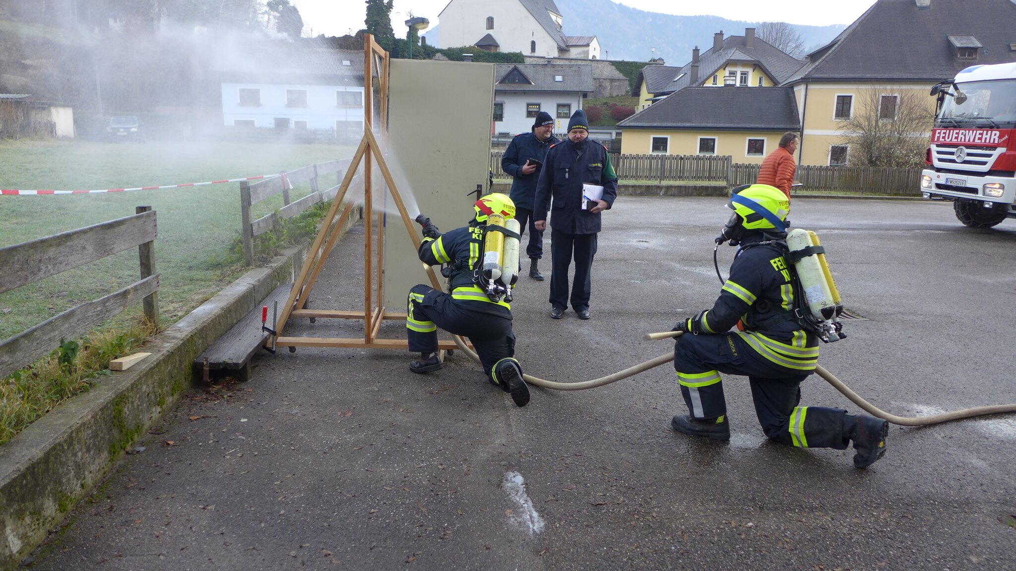 Feuerwehrmitglieder sind für Löscheinsatz bestens ausgebildet - Lilienfeld