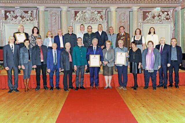 Ehrenringe und -nadeln: Gemeinde Zell an der Pram ehrte "Mitgestalter ...