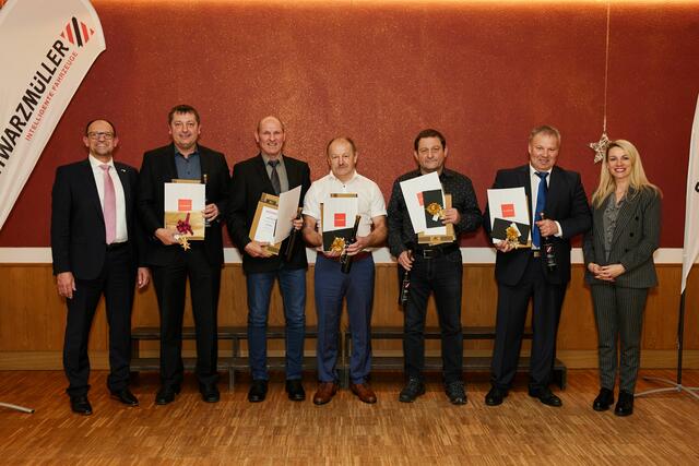 Ehrungen: Schwarzmüller ehrte Mitarbeiter - Schärding