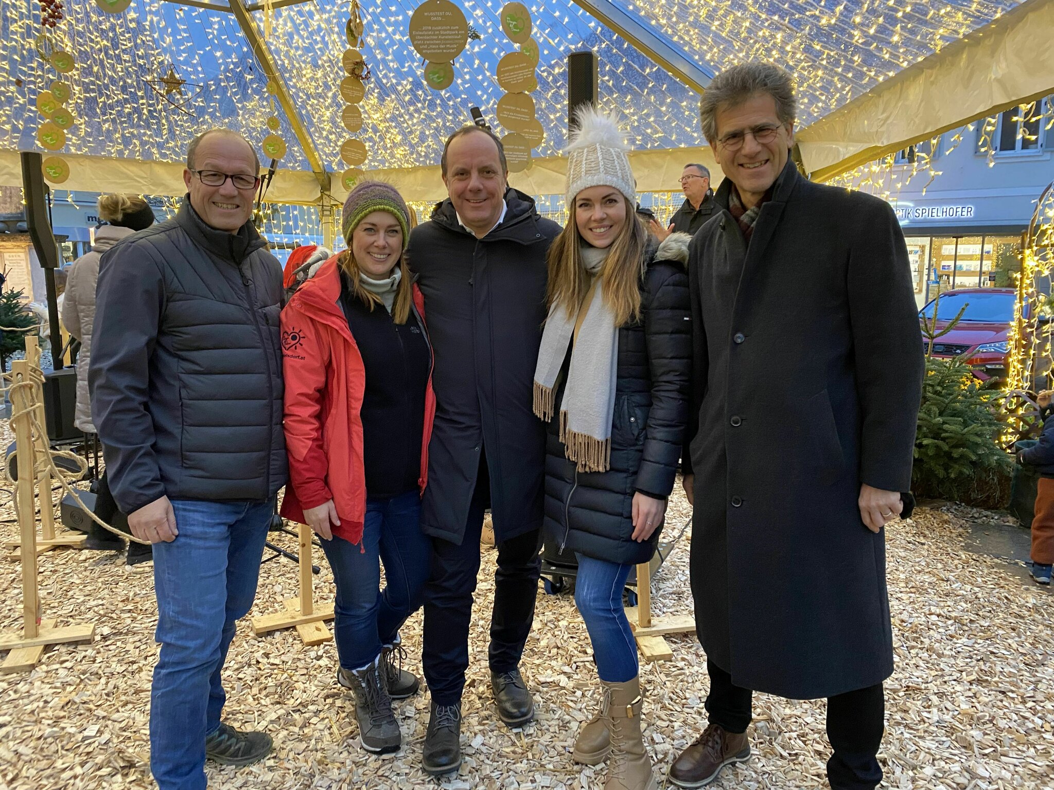 Advent im Bezirk: Adventmarkt in Gleisdorf wurde offiziell eröffnet - Weiz