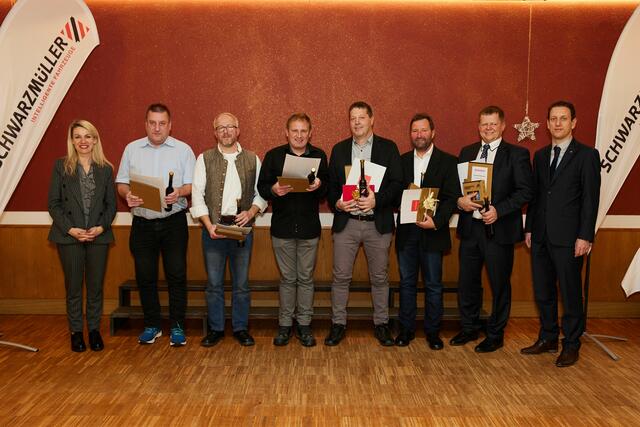 Ehrungen: Schwarzmüller ehrte Mitarbeiter - Schärding