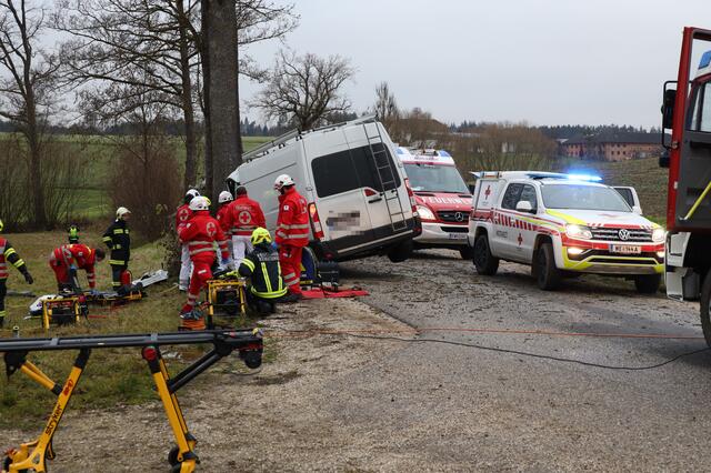 Verkehrsunfall in Kematen: Kleintransporter frontal gegen Baum gekracht - Linz-Land