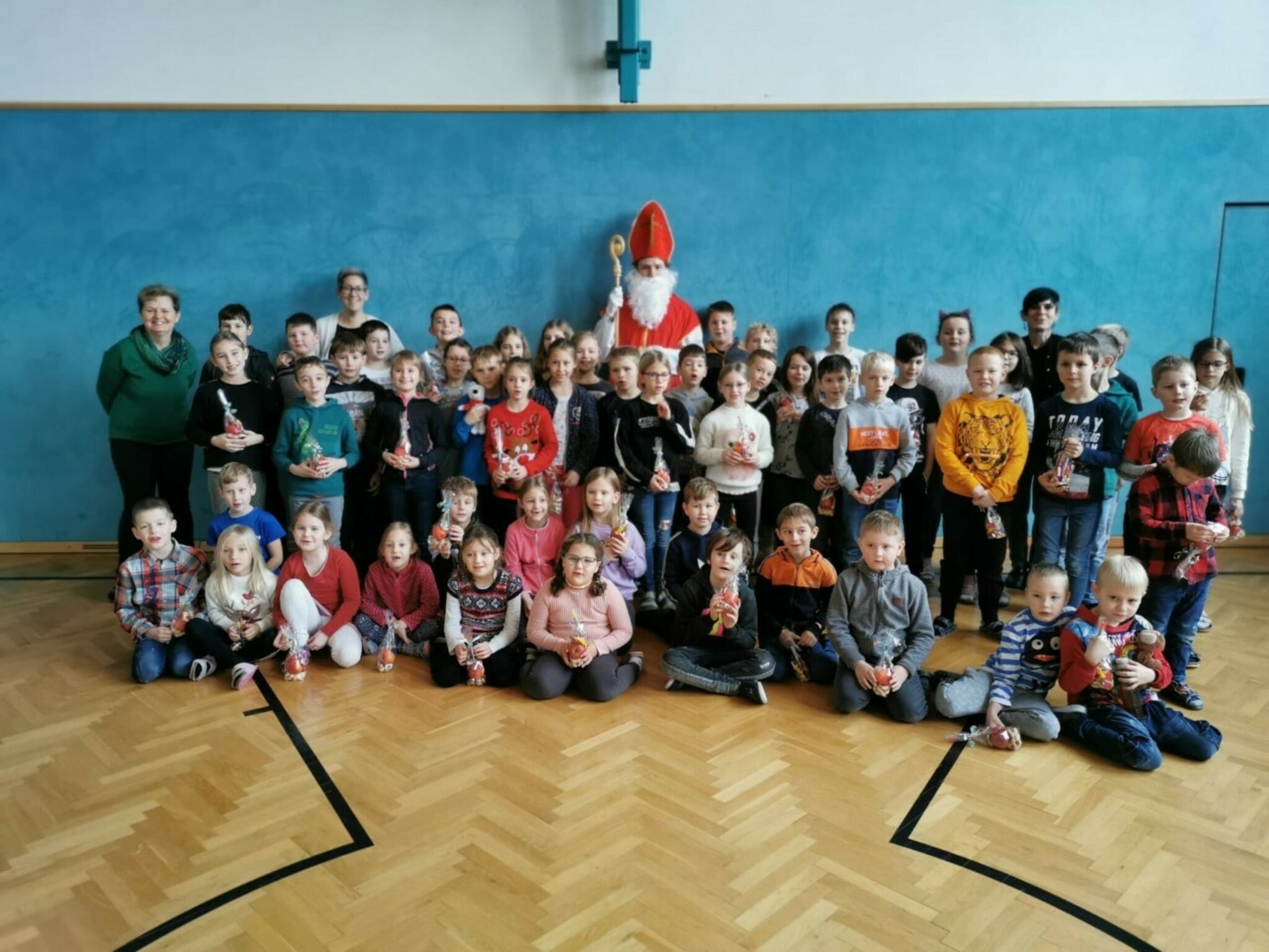 VS Großschönau: Kinder freuen sich über Besuch vom Nikolo - Gmünd