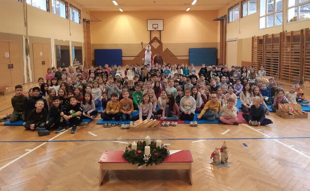 Nikolaussackerl für die Kinder: Nikolausbesuch in der VS1 Marchtrenk ...