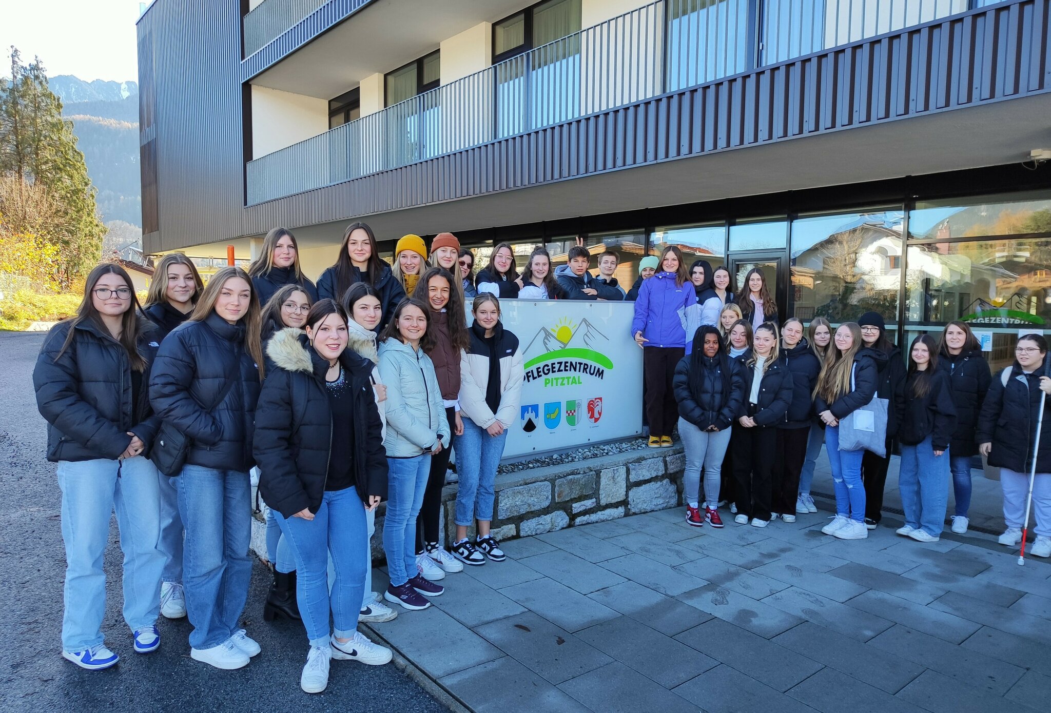 LLA Imst besucht Pflegezentrum Pitztal: Pflege, ein Beruf mit Zukunft ...