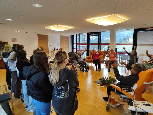 LLA Imst besucht Pflegezentrum Pitztal: Pflege, ein Beruf mit Zukunft ...