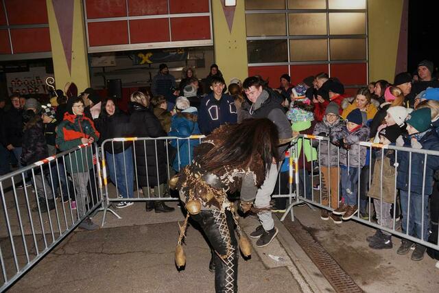Weihnachtszeit: Nikolaus und Krampus zu Besuch in Münichholz - Steyr ...