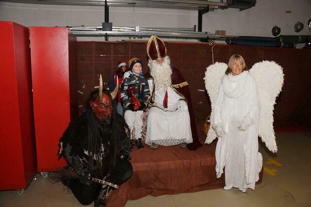 Weihnachtszeit: Nikolaus und Krampus zu Besuch in Münichholz - Steyr ...