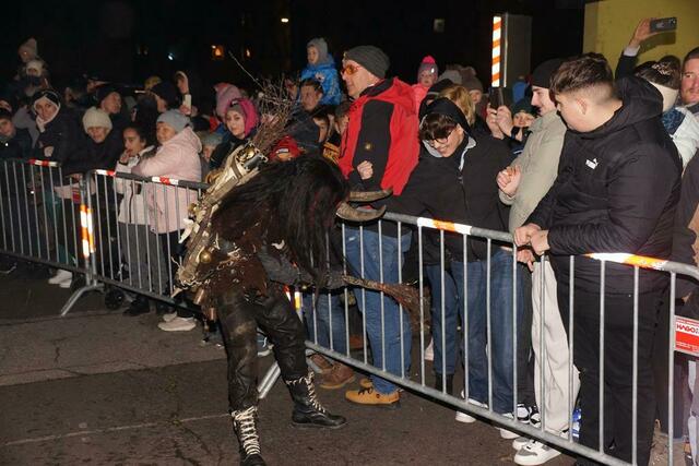 Weihnachtszeit: Nikolaus und Krampus zu Besuch in Münichholz - Steyr ...