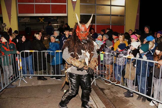 Weihnachtszeit: Nikolaus und Krampus zu Besuch in Münichholz - Steyr ...