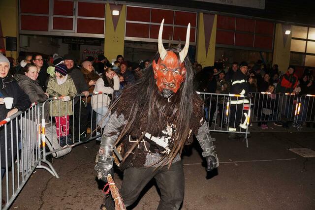 Weihnachtszeit: Nikolaus und Krampus zu Besuch in Münichholz - Steyr ...