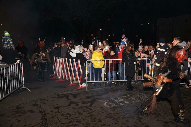 Weihnachtszeit: Nikolaus und Krampus zu Besuch in Münichholz - Steyr ...