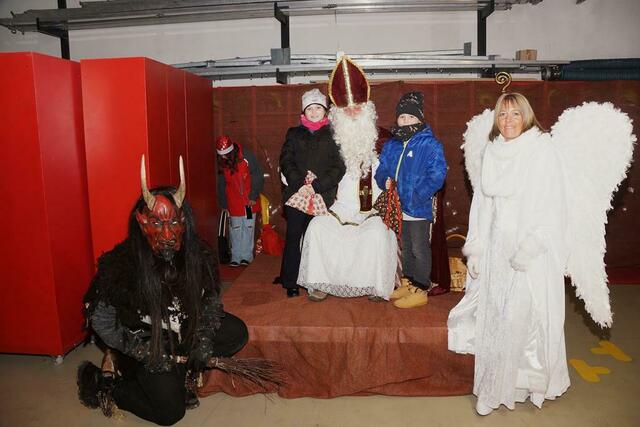 Weihnachtszeit: Nikolaus und Krampus zu Besuch in Münichholz - Steyr ...