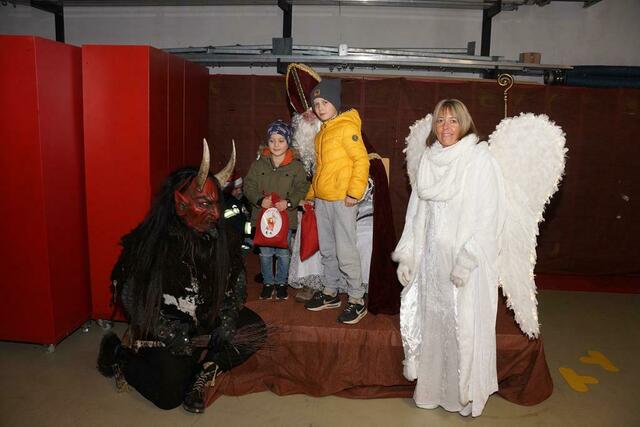 Weihnachtszeit: Nikolaus und Krampus zu Besuch in Münichholz - Steyr ...