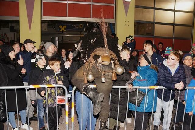 Weihnachtszeit: Nikolaus und Krampus zu Besuch in Münichholz - Steyr ...