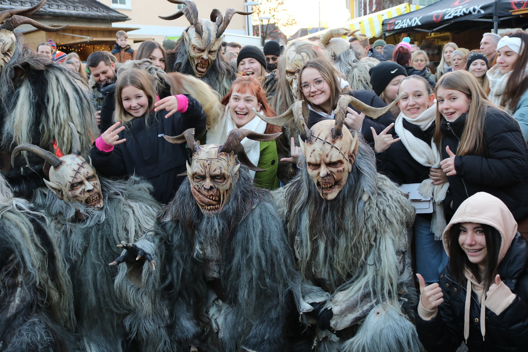 Schaurig schöne Stimmung: Christkindlmarkt und Perchtenlauf in Bad ...