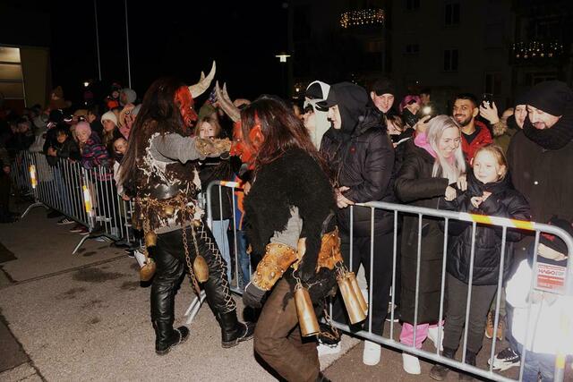 Weihnachtszeit: Nikolaus und Krampus zu Besuch in Münichholz - Steyr ...